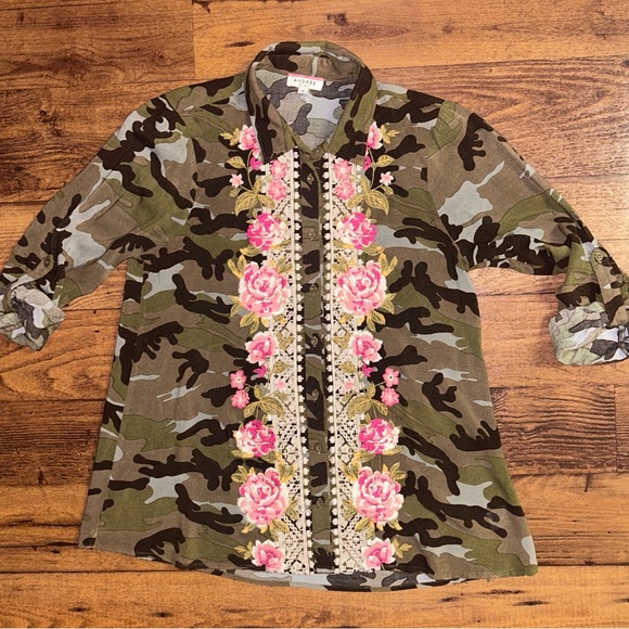 ANDREE BY UNIT | Tops | Andre By Unit Womens Small Green Camouflage ...